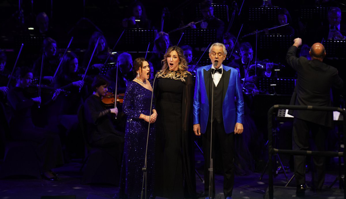 مغنية الأوبرا السعودية سوسن البهيتي تقدم أداءً بارعاً مع أندريا بوتشيلي ...